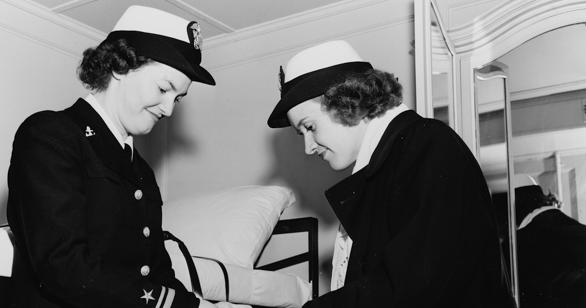 WAVES Officers Unpacking En Route To Hawaii – Women of World War II
